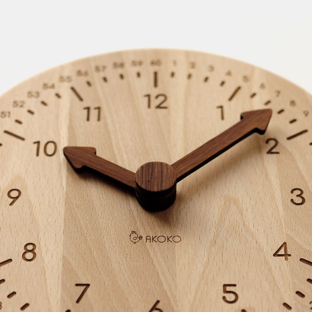Learning to tell time clock with minutes numbers